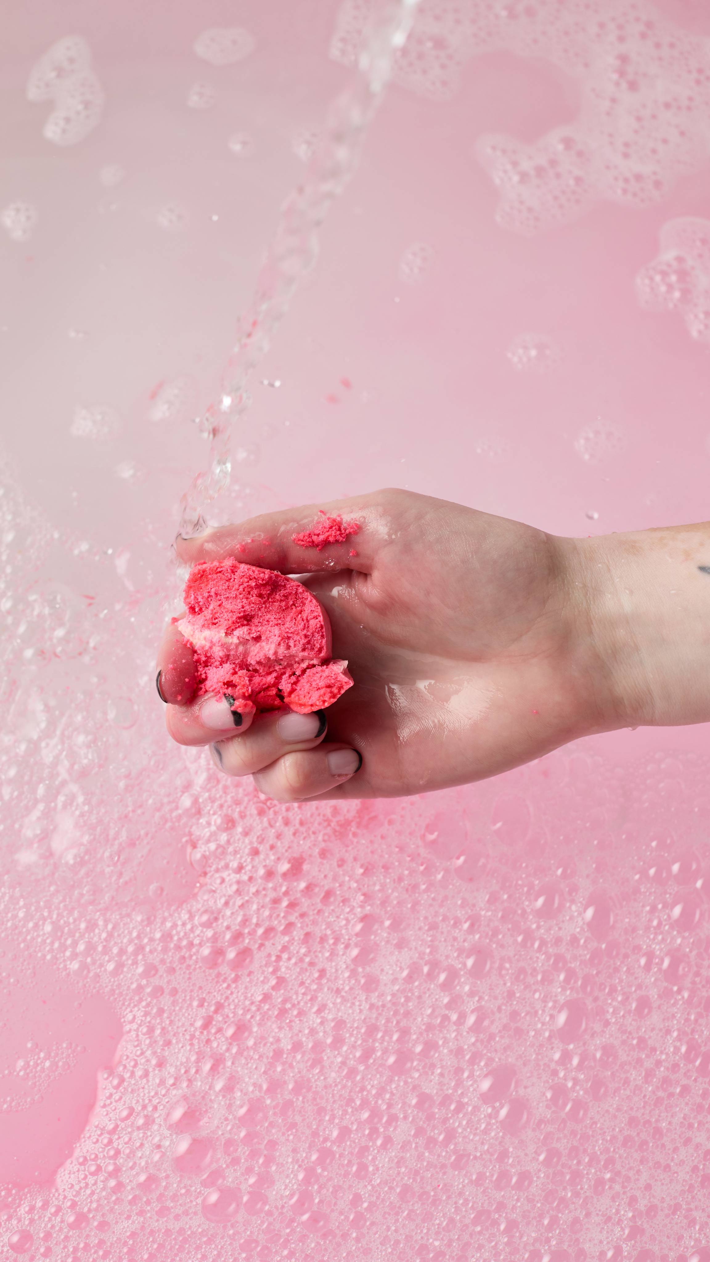Strawberry Crumble Bubbleroon Valentine s Day LUSH